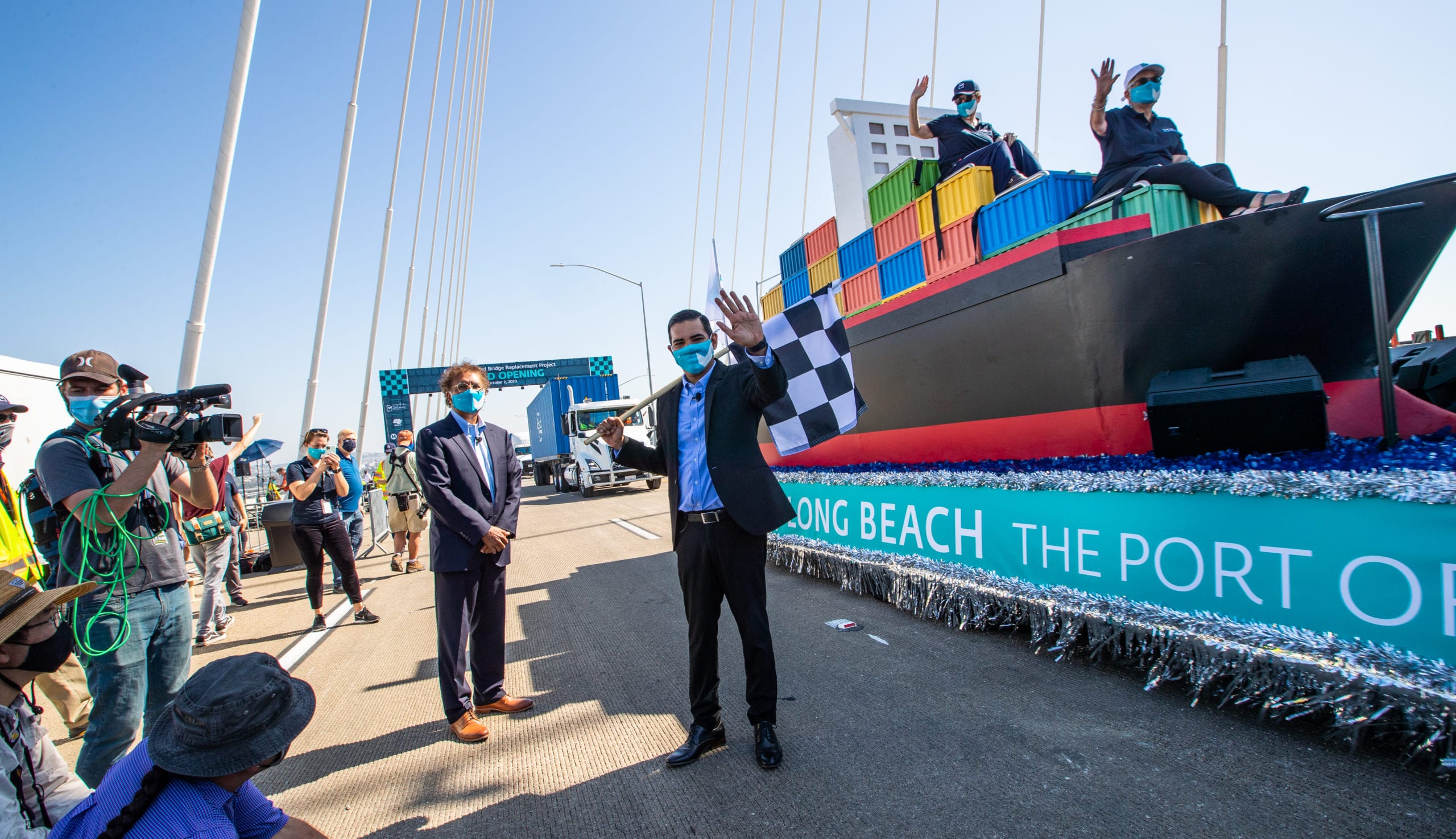 Near-Zero Emission Natural Gas Trucks Showcased By Fleets in Port of ...