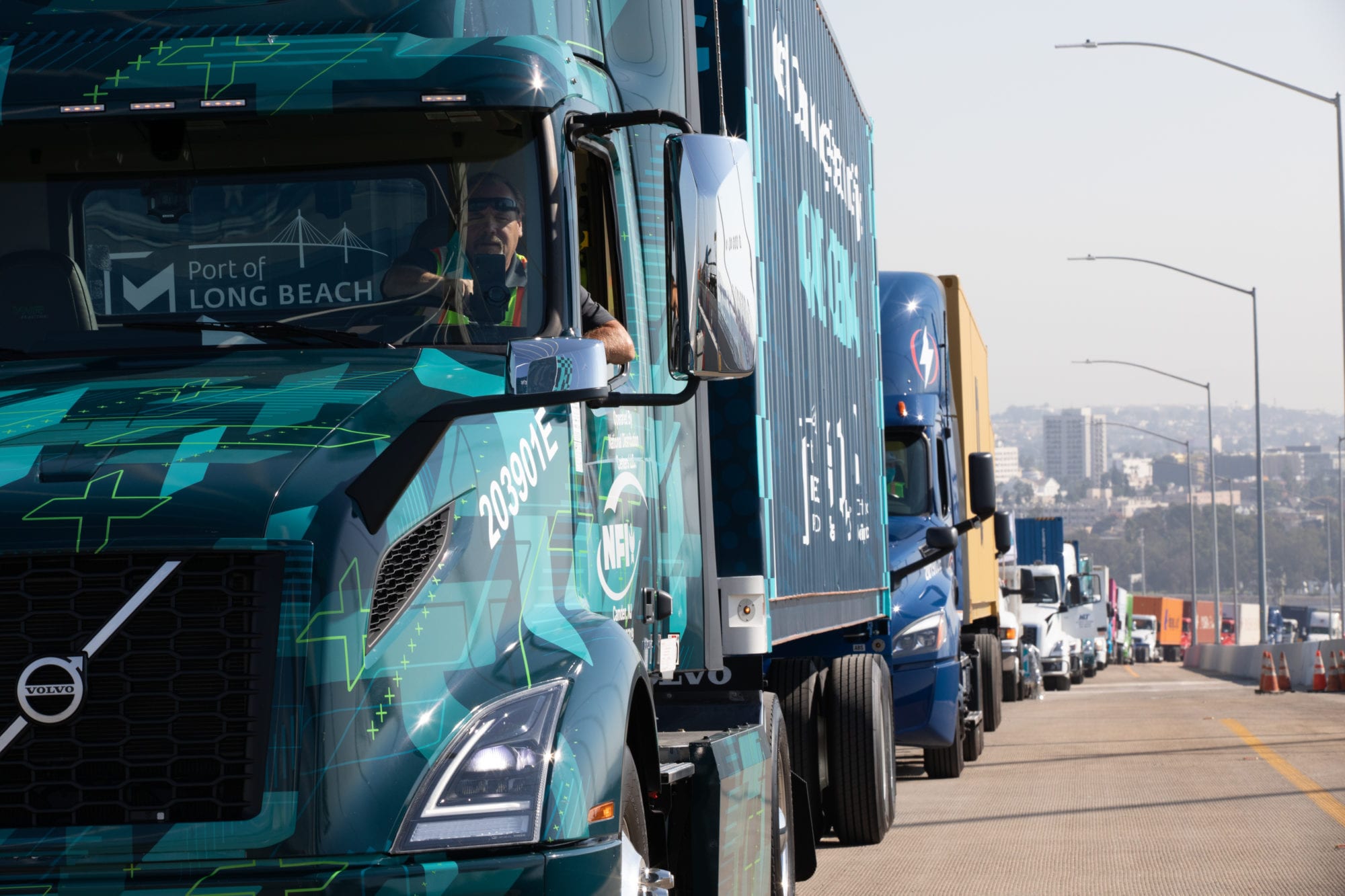 Near-Zero Emission Natural Gas Trucks Showcased By Fleets in Port of ...